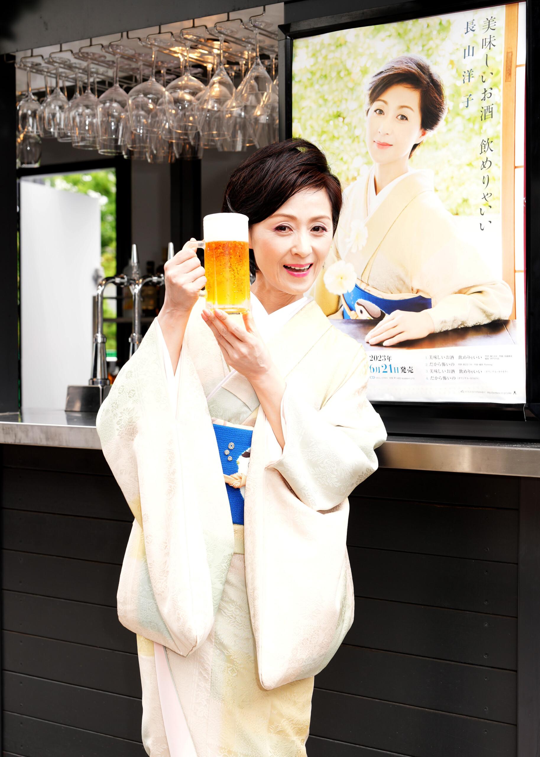 大人の女性たちへの応援歌！ 長山洋子がビアガーデンで新曲「美味しいお酒 飲めりゃいい」発売イベントを開催 - カラフル