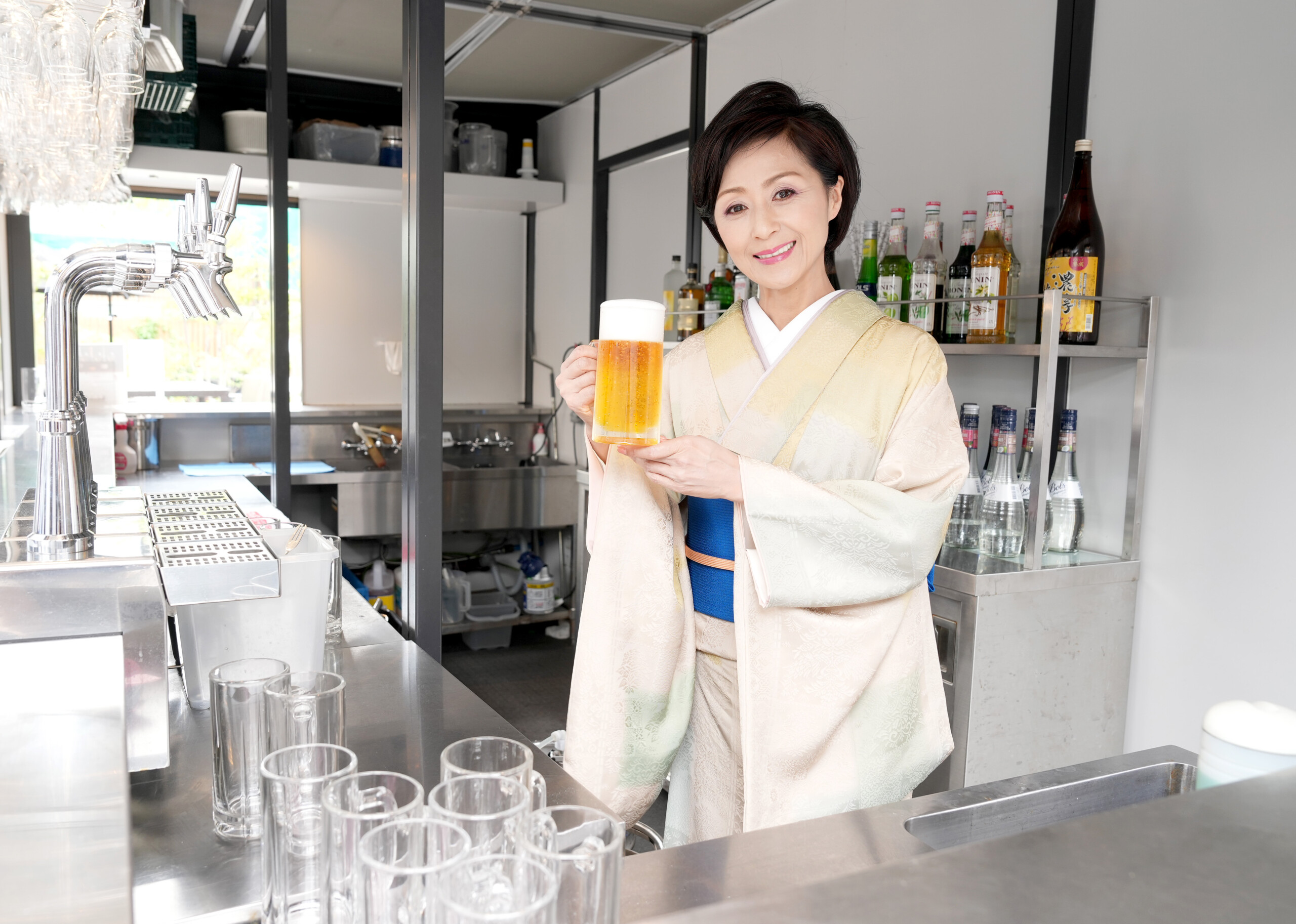 大人の女性たちへの応援歌！ 長山洋子がビアガーデンで新曲「美味しいお酒 飲めりゃいい」発売イベントを開催 - カラフル